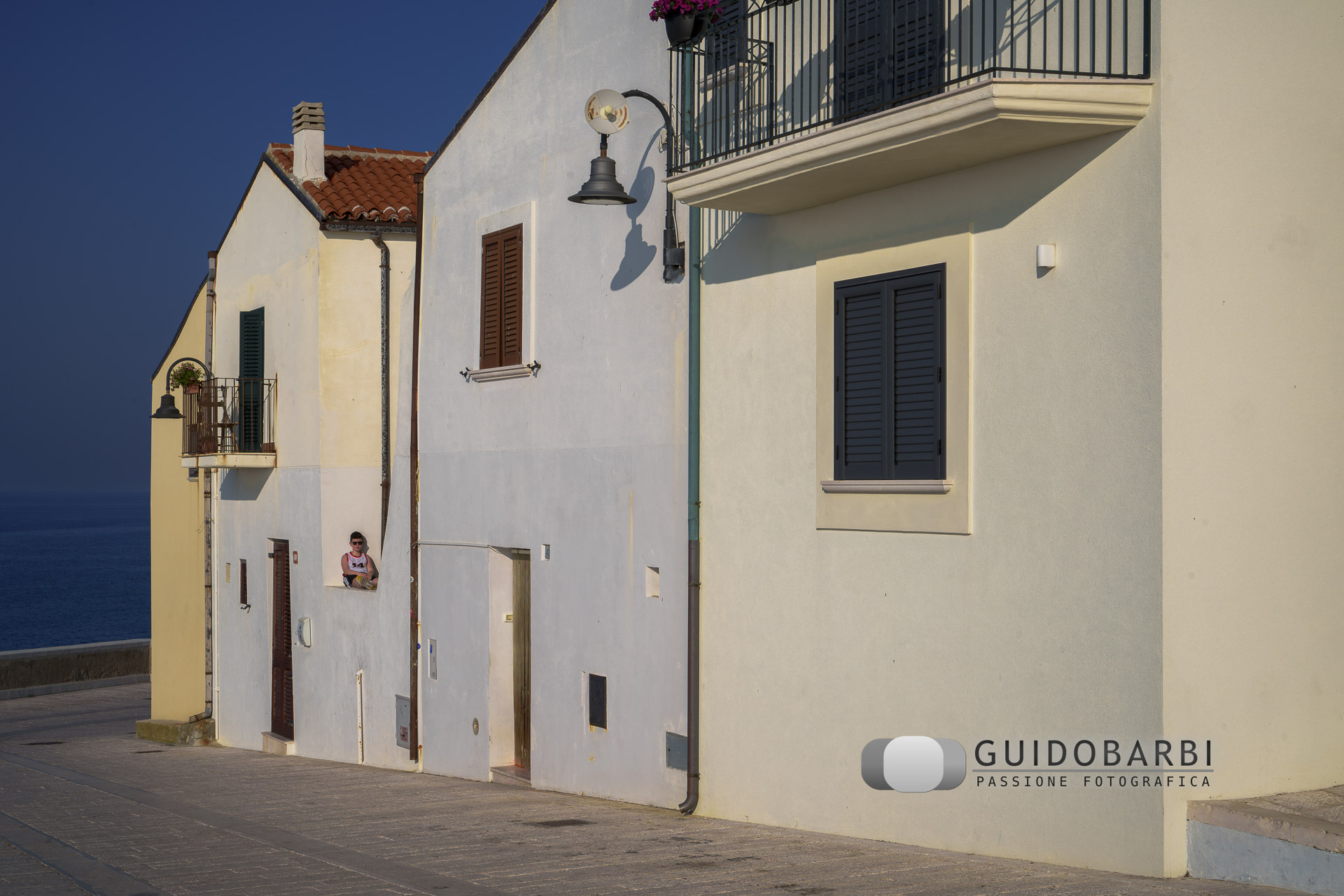Giochi di luce tra i vicoli e le case del Borgo Antico di Termoli in ...